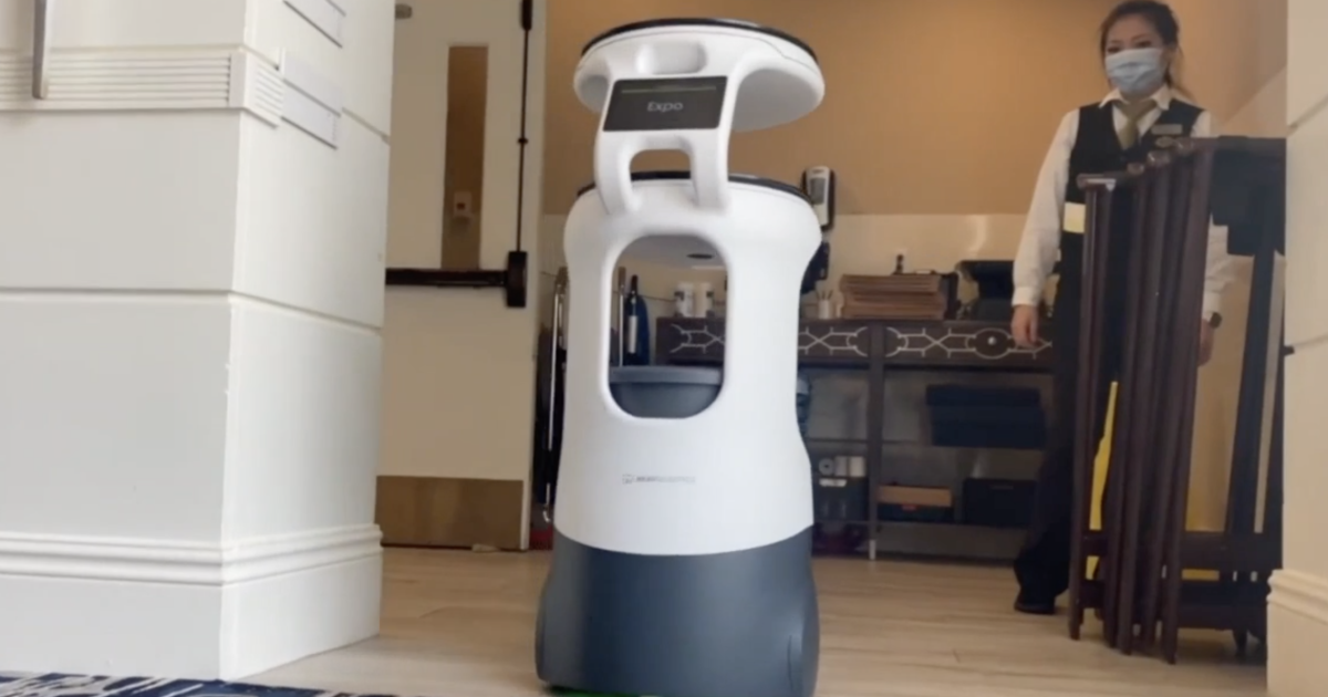 Florida senior community uses robot to help with food service
