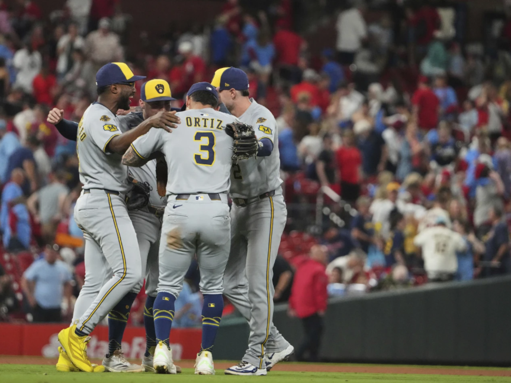 Brewers beat Cardinals 3-2, cut magic number for division to 1
