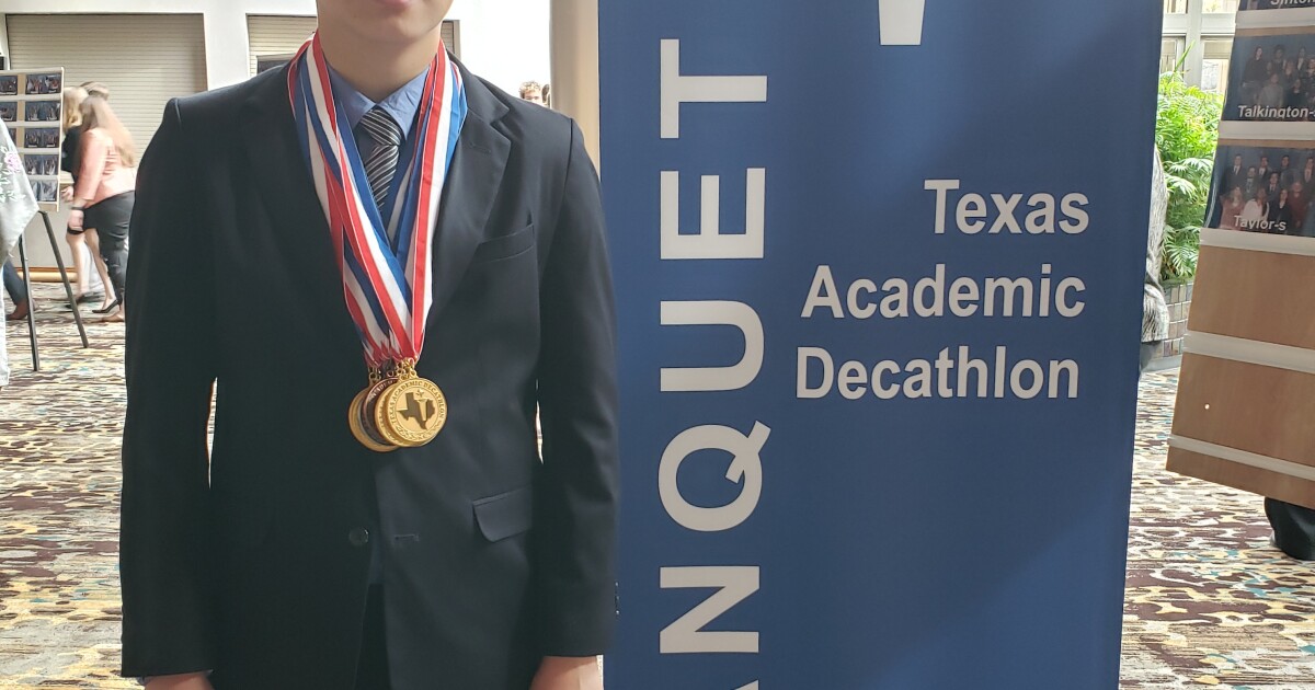 Texas teen becomes only 2nd student to top 9,700