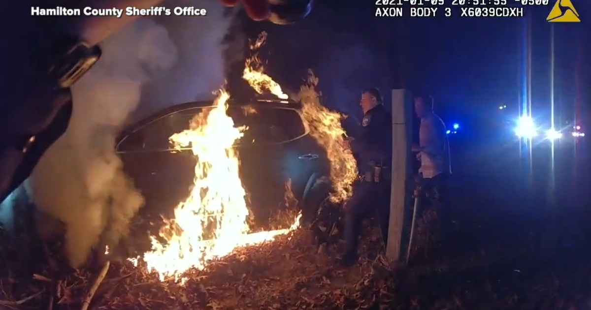 Watch: Officers, good Samaritan pull woman from burning car