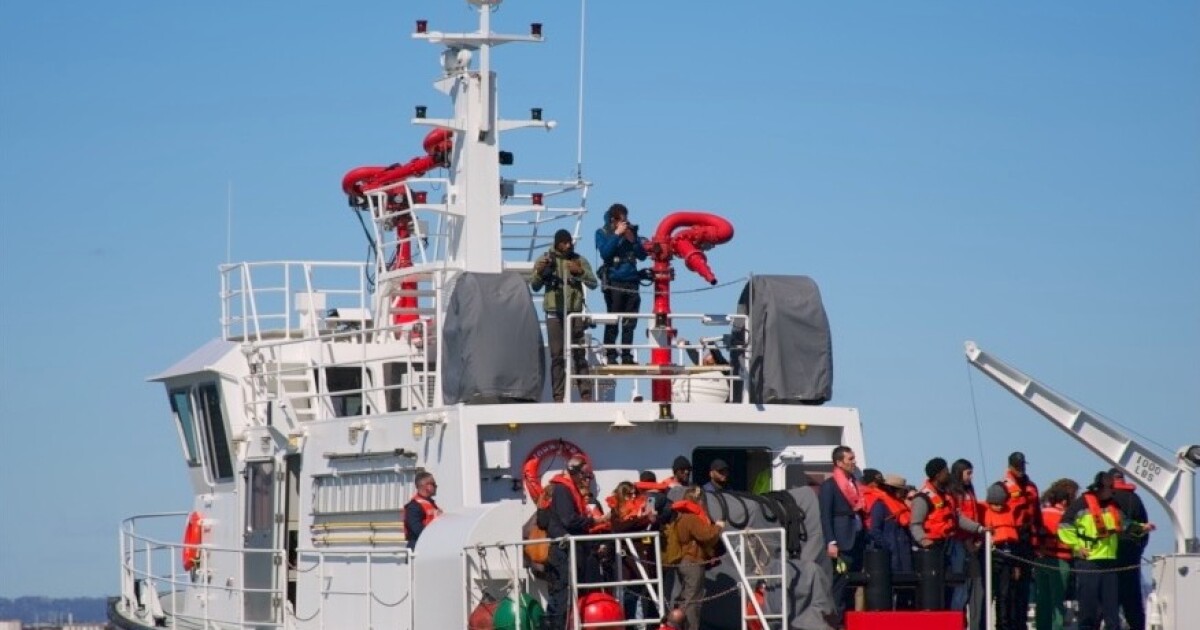 Families of bridge collapse victims hold memorial on the river