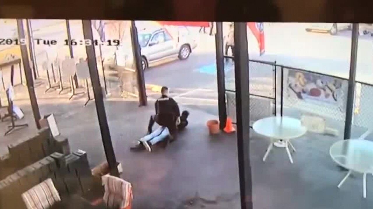 Gun store clerks chase after suspected thieves; hold them at gunpoint ...