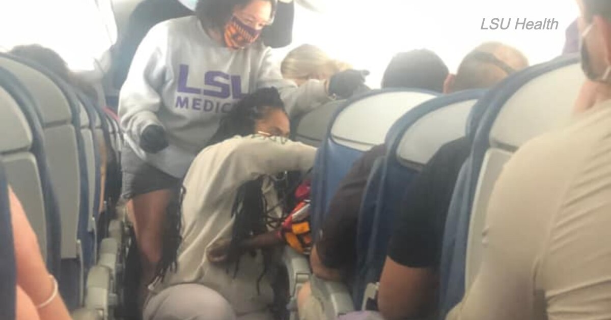 Medical students help passenger during mid-flight emergency