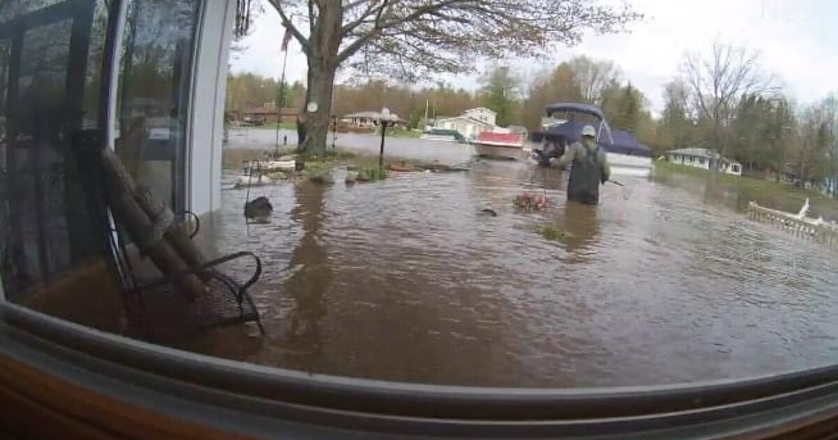 Thousands evacuate after two dams breach in Mid-Michigan