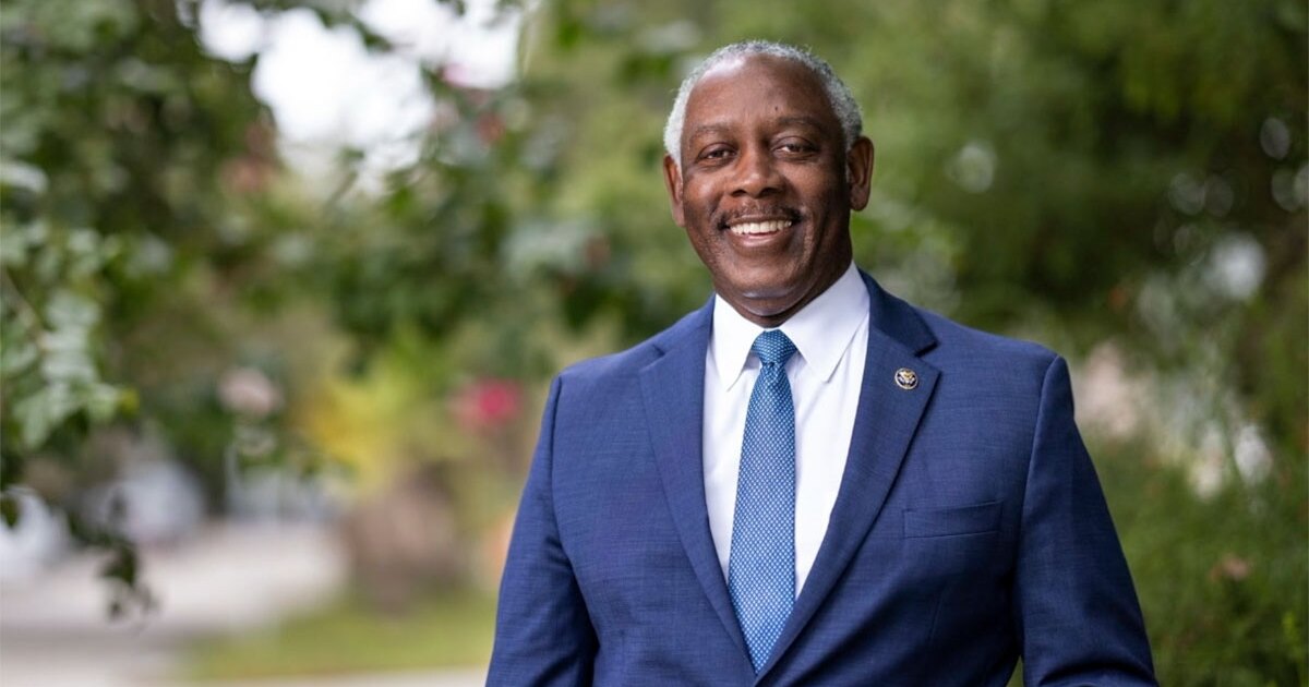 As he joins governor's race, Orange County mayor vows 'service for all'