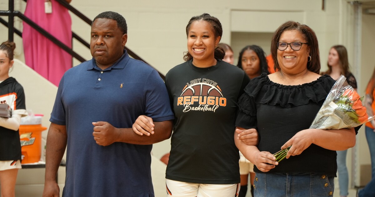 Refugio's Fox-Smith celebrates 1,500 points; Port Aransas basketball ...