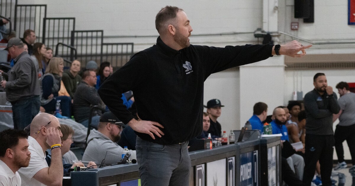 Glendive's Derek Selvig named NSAA's top coach; Blue Hawks win league crown