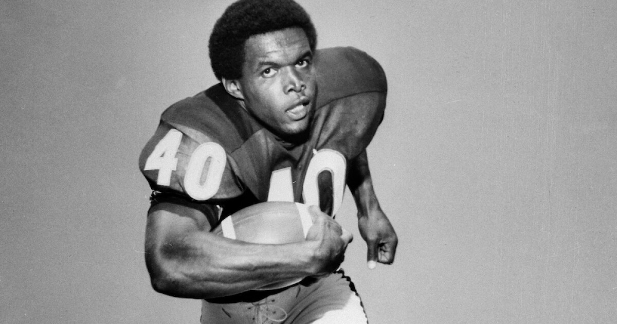 Gale Sayers: Legendary Bears running back dead at 77