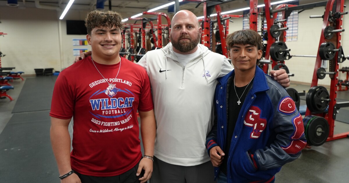 Gregory-Portland's Bonneau and Ochoa make lifting school history