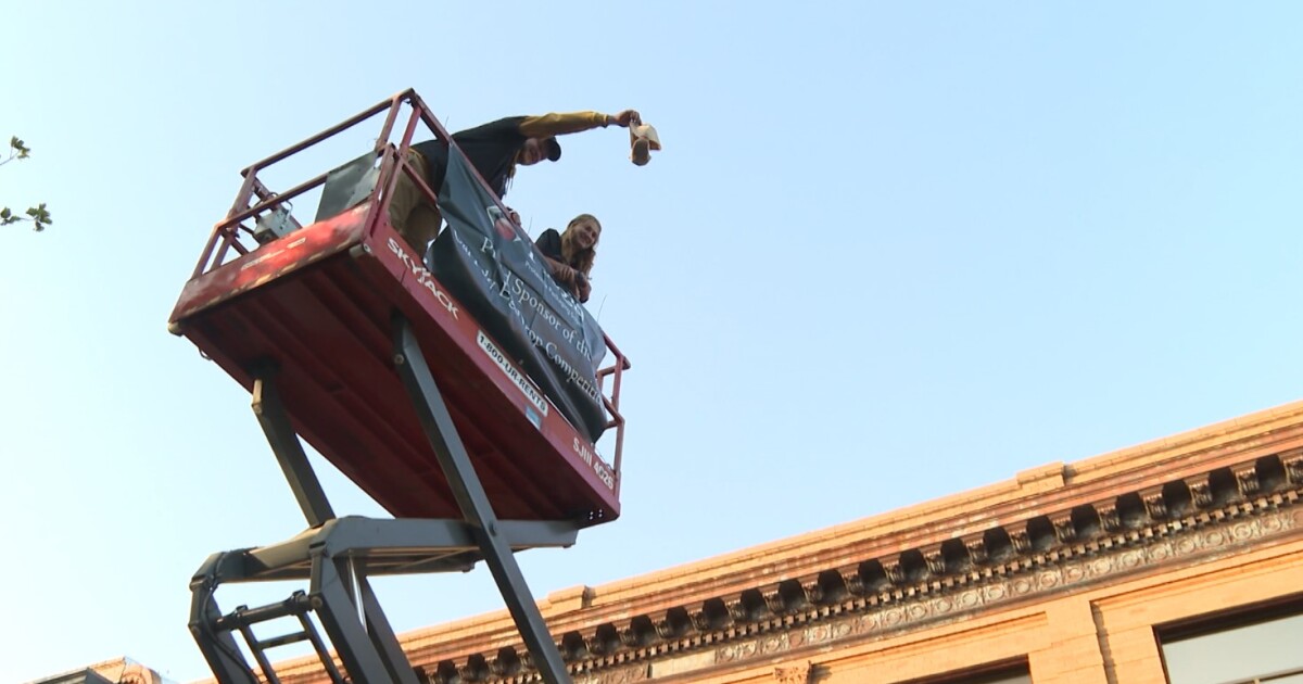 Egg drop competition draws crowds at farmer's market