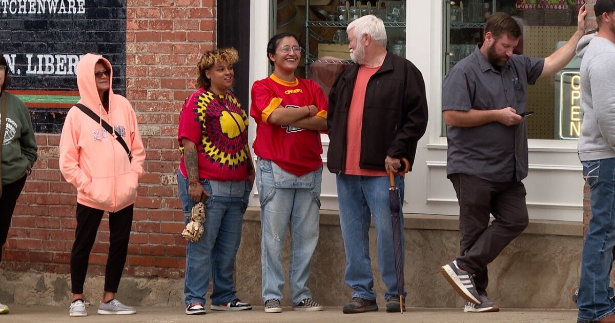 Kansas Citians line up early to attend Chiefs game, advance vote Monday