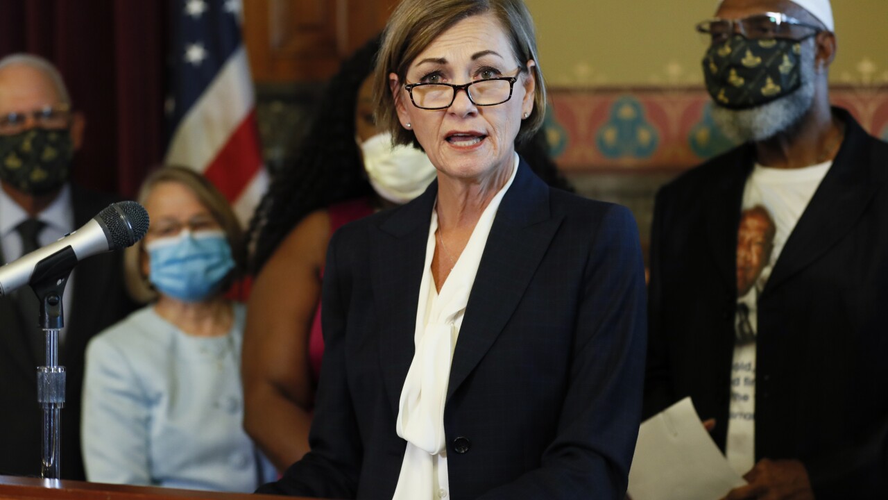 Iowa governor signs order restoring felon voting rights Iowa governor signs order restoring felon voting rights