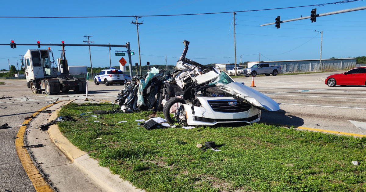 2 Dead 1 Hospitalized After Driver Runs Red Light In Lake Wales