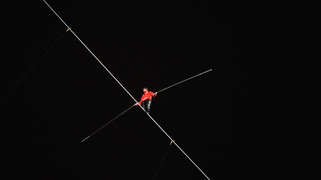 Highwire acrobat Nik Wallenda announces walk across high wire 25 ...