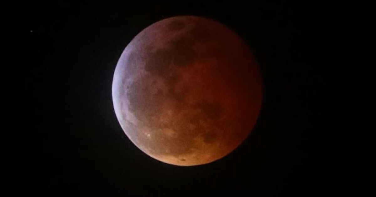 Total lunar eclipse, or 'super wolf blood moon', seen over Arizona