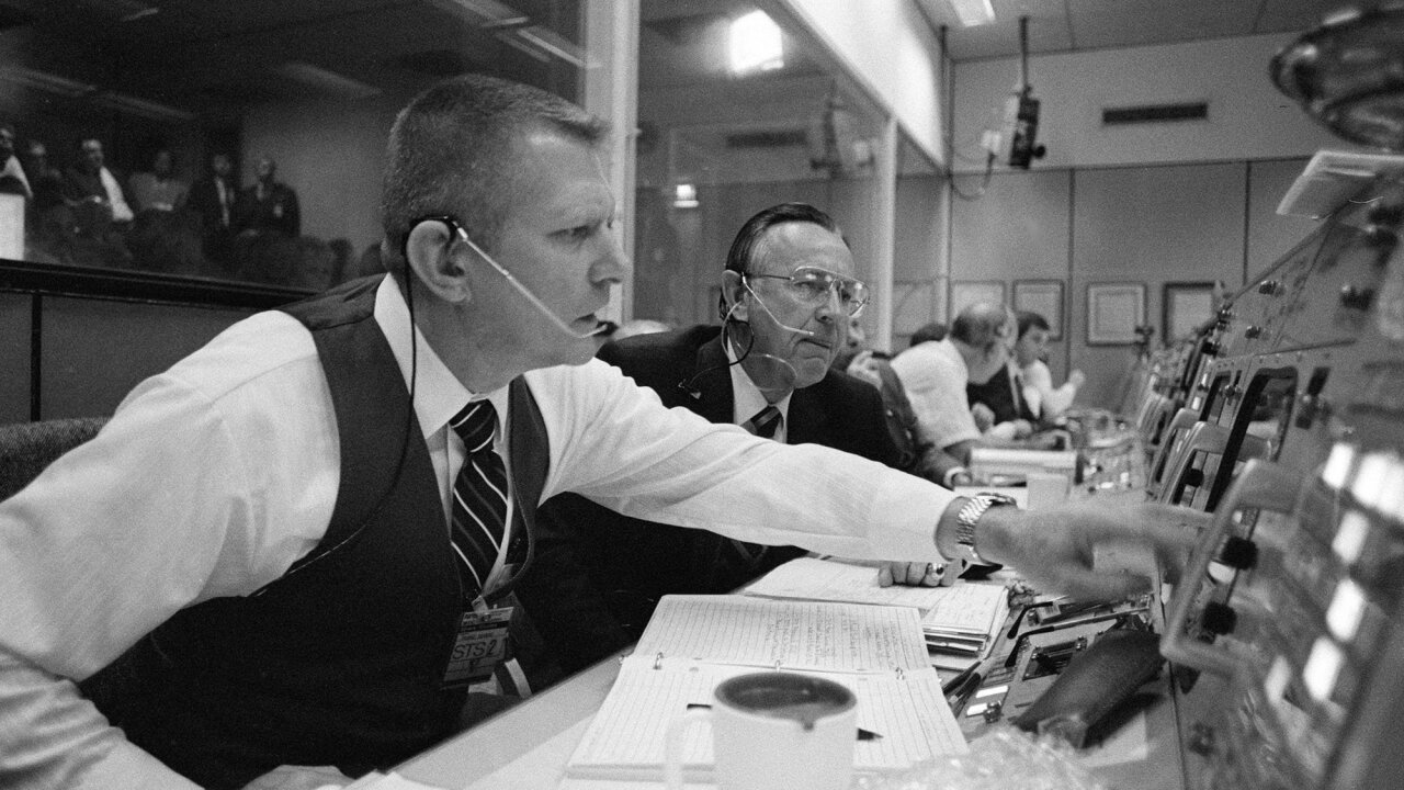 Chris Kraft, NASA's first flight director, dies at 95