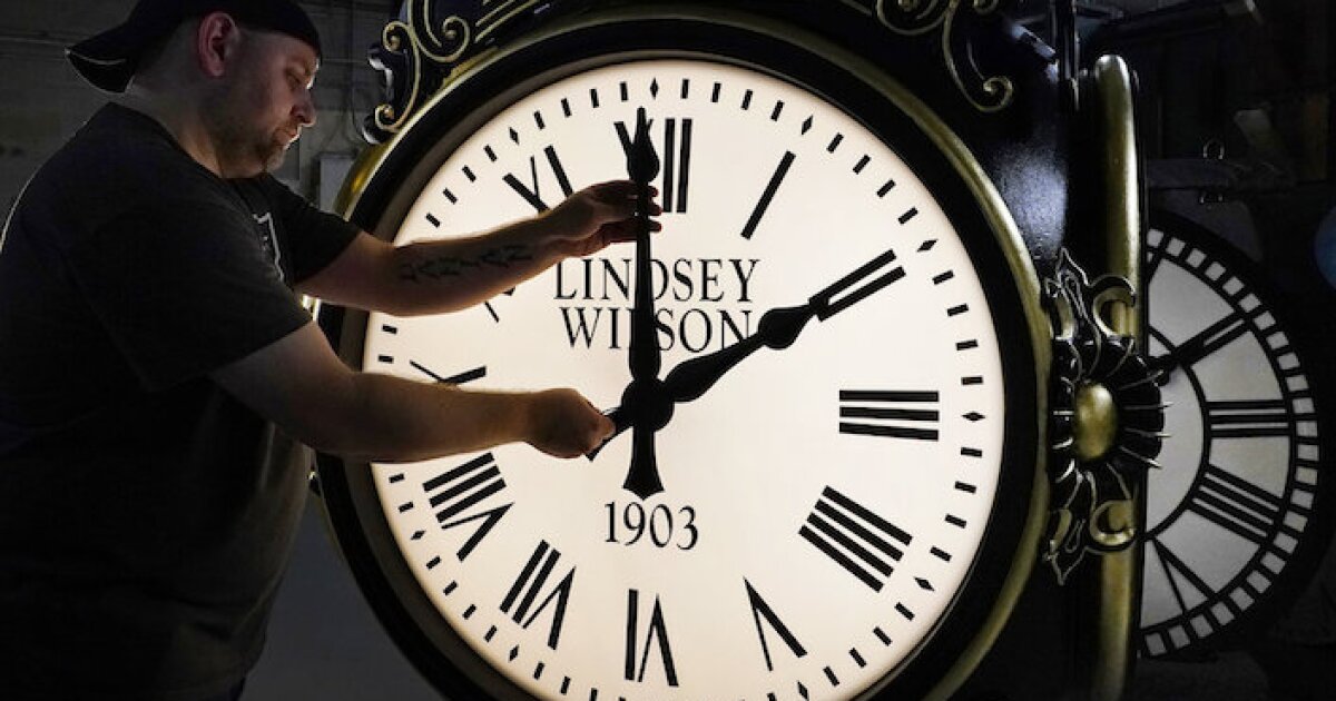 Roll back those clocks: Daylight saving time ends Sunday morning