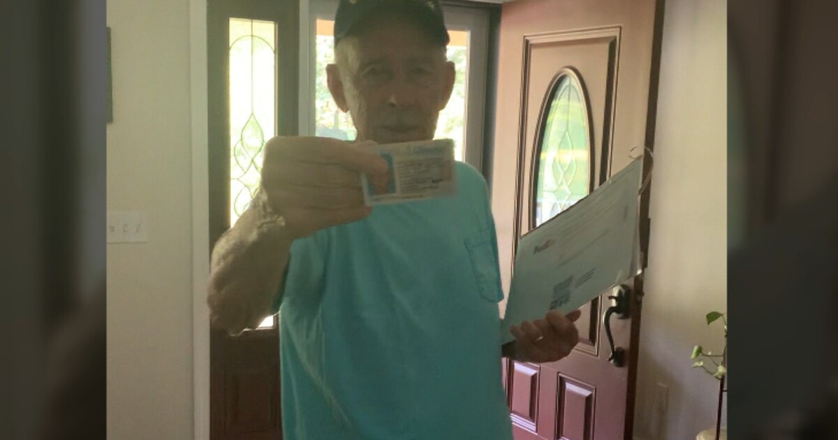 Veteran whose TN driver's license was canceled shows off new license